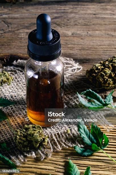 의학 대마초 수지 추출물농축액은 약류병으로 농축됩니다 마리화나 싹과 대마 잎 옆에 대마 자루에 나무 백들라운드와 자루 0명에 대한 스톡 사진 및 기타 이미지 Istock