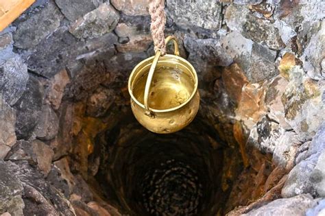 정선군 화암면 버스정류장에 옛 우물이…우물 긷기도 가능