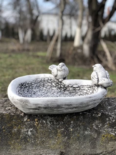 Садова фігура Серце з пташками для декору саду виготовлена з цементу