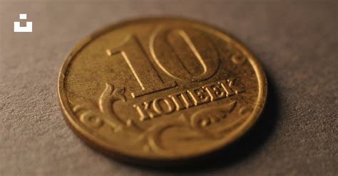 테이블 위에 놓인 동전의 클로즈업 사진 Unsplash의 무료 머니 코인 이미지