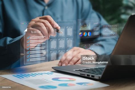 비즈니스 체크리스트 및 주제 할 일 목록 계획 캘린더 의제 작업 일정 및 프로젝트 관리 개념 사업가가 중요한 주제를 선택 시간