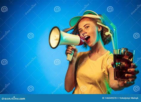 Mujer Hermosa En La Luz De Ne N Aislada En Fondo Azul Del Estudio Foto De Archivo Imagen De