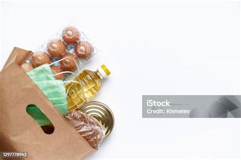 음식 배달 기부 흰 테이블에 생 곡물 곡물 파스타 마스크 및 통조림 식품 공간 평평한 평지 복사 코로나바이러스 검역 격리 기간동안 위기 식품 재고 상자에 대한 스톡 사진 및