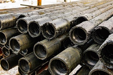 오일 드릴 파이프 녹슨 드릴 파이프는 우물 섹션에서 교 련 되었다 다운 홀 드릴링 리그 갑판에 파이프를 누워 석유 및 가스