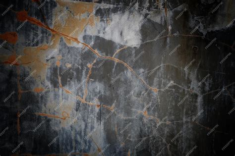 긁힌 자국과 얼룩으로 가득한 배경 오래된 벽에 대한 어두운 시멘트 벽 텍스처 프리미엄 사진