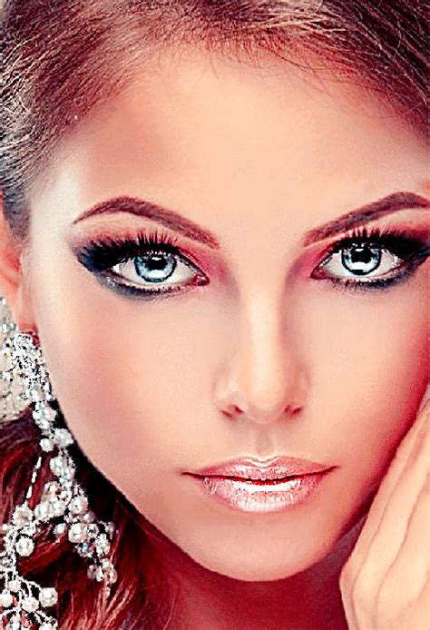 Гиф анимация Лицо девушки крупным планом с моргающими ресницами