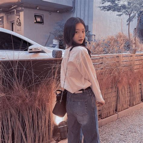Pin By Nadayy🐰 On Random Girls High Waisted Skirt Ulzzang Girl Ruffle Blouse