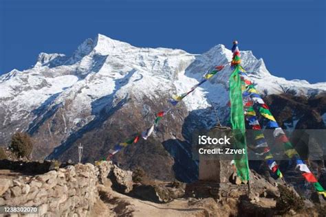 네팔 히말라야 쿰부 사가르마타 국립공원 쿰부의 에베레스트 베이스 캠프로 가는 길에 기도 깃발이 달린 강테가와 탐세르쿠 산맥의 파노라마 뷰 경관에 대한 스톡 사진 및 기타