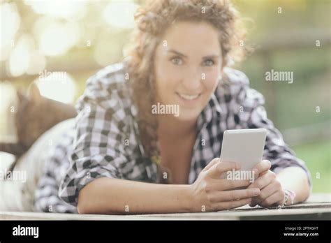 Situ E Sur Une Planche De Bois La Campagne Ou Dans Les Montagnes Une Femme Qui Aime Le