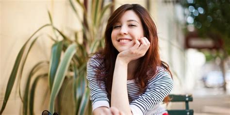 Alasan Kenapa Cewek Cuek Justru Bikin Cowok Mudah Terpikat