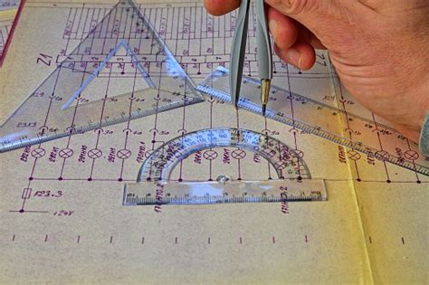 전기 엔지니어 작업장 전기 기술 프로젝트 통치자 및 분배기 나침반 건설 및 전기 기술 개념 엔지니어링 도구 배경에 회로 도표 Led 조명에 대한 스톡 사진 및 기타 이미지