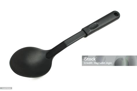 흰색 배경에 고립 된 검은 플라스틱 특종 큰 숟가락 주방 기구 국자에 대한 스톡 사진 및 기타 이미지 국자 플라스틱 0명 Istock