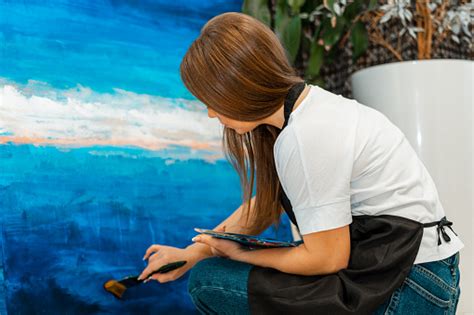 예술 예술가의 작품 젊은 아름다운 소녀 예술가가 그림을 그립니다 예술가의 워크샵 창의성의 과정 그리기 및 페인트 아티스트의 인벤토리 클로즈업 개념에 대한 스톡 사진 및 기타