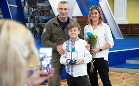 Нагороди і сертифікати на квартири Кличко привітав столичних медиків із професійним святом