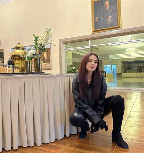 Aima Baig Sets The Stage On Fire With Sizzling Looks Lens