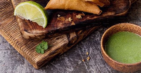 녹차 한 잔과 함께 식탁에 음식 한 접시 사진 Unsplash의 음식 이미지