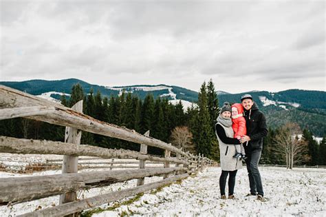 행복 한 가족 엄마 아빠 여자는 재미와 눈 덮인 겨울에 재생 걸어 산 봐 자연 아버지 어머니와 아이 들 딸 즐기는 여행입니다 프