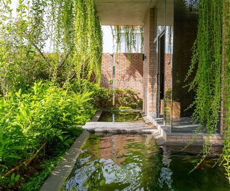 Model Kolam Ikan Sederhana Dengan Ornamen Bata Ekspose