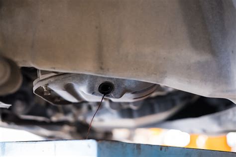 차량으로 들어올려 유압 엔진 오일 변경 및 전송 검사 자동차 수리 서비스에 변화 모터 오일입니다 유지 보수 및 자동차 워크샵에서