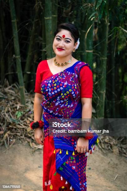 소녀 미소 얼굴 고립 된 옷을 입고 전통 옷을 입고 축제에 흐릿한 배경 공연에 대한 스톡 사진 및 기타 이미지 공연 관광 광고 Istock