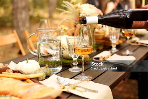 접시 근처에 놓인 오렌지 와인 한 잔과 나무 테이블에 다양한 과일 사이에 신선한 꽃다발 0명에 대한 스톡 사진 및 기타 이미지 0명 가을 계절 Istock