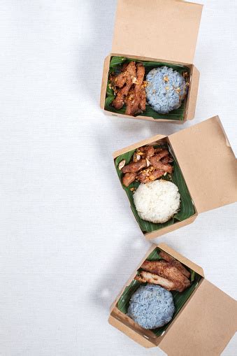 구운 돼지 고기와 튀긴 돼지 고기와 끈적 끈적한 쌀은 갈색 종이 상자에 넣어 흰색 식탁보 음식 상자 태국 음식에 넣어 갈기갈기 찢어진에 대한 스톡 사진 및 기타 이미지