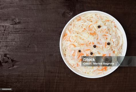 수제 소금에 절인 양배추 발효 식품 어두운 나무 배경에 그릇에 당근과 소금에 절인 양배추 갈색에 대한 스톡 사진 및 기타 이미지 Istock