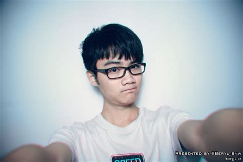 무료 이미지 사람 머리 사진술 소년 초상화 중국말 색깔 푸른 니콘 표정 헤어 스타일 미소 얼굴 플래시 나를 시원한 색안경 눈 자화상