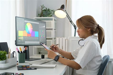 현대 컴퓨터 및 컬러 견본 샘플로 작업하는 젊은 여성 그래픽 디자이너 그래픽 디자이너에 대한 스톡 사진 및 기타 이미지 그래픽 디자이너 색상 견본 25 29세