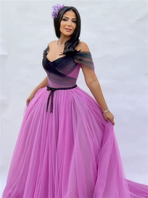 منى زكي تروج لمسرحية الوش التاني وفنانات تعلقن مصراوى