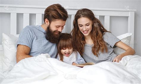 幸福的家庭妈妈,爸爸和孩子在床上素材 花瓣网 幸福的家庭妈妈,爸爸和孩子在床上素材 花瓣网