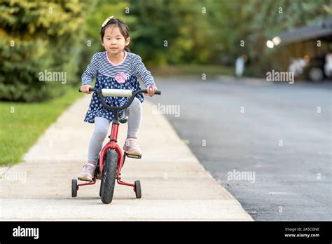 Mädchen Fahrrad Fahren Ohne Helm Fotos Und Bildmaterial In Hoher