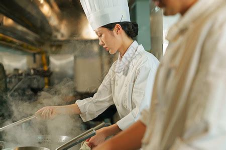 后厨内的专业厨师团队烹饪美味佳肴高清图片下载 正版图片507636530 摄图网