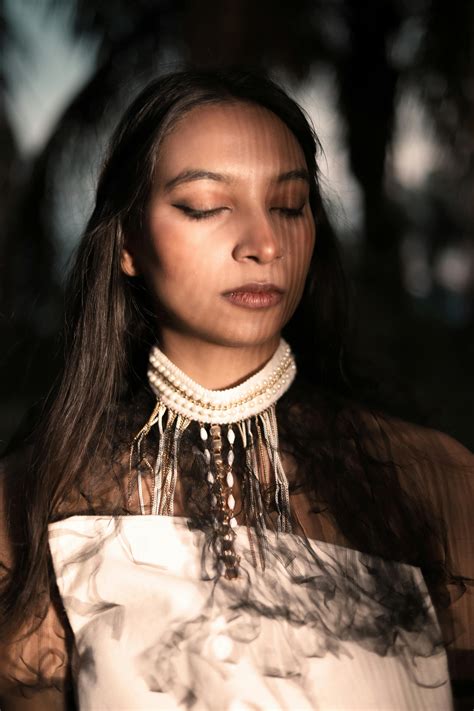 집 밖의 2024 년 2025 Isb 겨울 경찰서 공공의 그들이 쏴 글램 꾸뛰르 다른 대담한 대담한 색상 도시의 디자이너 복장 라왈핀디 러스틱