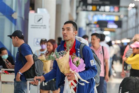 ทัพหนุ่มไทยเดินทางถึงบ้านเกิดหลังจบที่ 4 ศึกซีเกมส์ 2023 ทีมวอลเลย์บอล