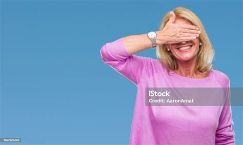 중간 나이 놀람을 위해 눈을 덮고 얼굴에 손으로 웃 고 웃 고 고립 된 배경 위에 금발 여자 눈 먼 개념입니다 가리기에 대한 스톡 사진 및 기타 이미지 Istock