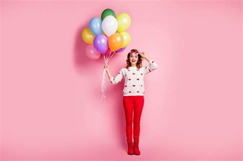 그녀의 전체 길이 몸 크기보기 그녀의 좋은 매력적인 꽤 즐거운 쾌활한 쾌활한 쾌활한 꿈같은 물결 모양의 소녀 잡고 손 무리 공 생일 축제 에 고립 된 핑크 파스텔 색상 배경