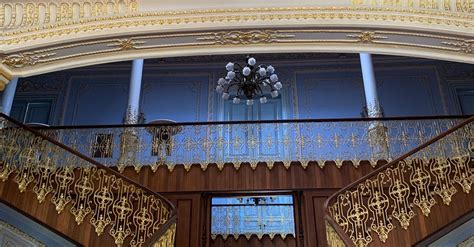 19 세기 거대한 계단 건물 건축 건축 사진 건축 세부 사항 계단 고전적인 디자인 관광 관광 명소 궁전 귀족의 금박 난간 나무 계단 랜드마크