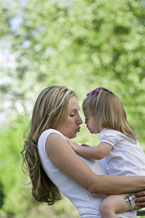 Beso De La Madre Foto De Archivo Imagen De Mujeres Hembra