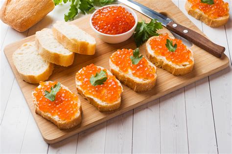 나무 보드에 캐 비어 레드 연어 샌드위치 화이트 테이블 탑입니다 0명에 대한 스톡 사진 및 기타 이미지 0명 건강한 생활