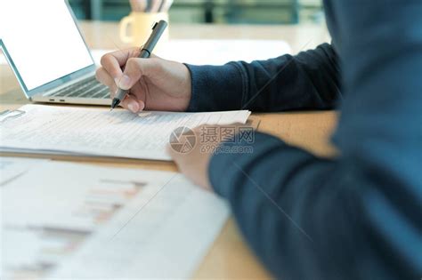申请人填写申请表男子签署合同协议就业招聘概念高清图片下载 正版图片 摄图网