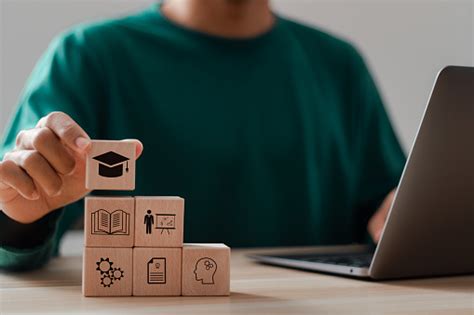 온라인 교육 개념 E러닝 교육 인터넷 수업 및 온라인 웨비나를 위한 학습 아이콘이 있는 나무 블록을 쌓는 사업가 학습에 대한 스톡 사진 및 기타 이미지 Istock