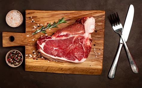 절단 보드 배경 콘크리트에 조미료와 원시 고기 스테이크 쇠고기 티 본 스테이크 평면도 바베 큐 개념입니다 구운 고기 재료 고기에 대한 스톡 사진 및 기타 이미지 Istock