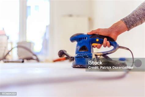 집에서 개조 나무 마루 바닥을 상쾌하게 하고 연마하기위한 샌드 도구 가정 생활에 대한 스톡 사진 및 기타 이미지 가정 생활 건설 산업 건설업자 Istock