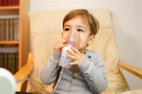 집에서 증기 흡입기 분무기 마스크 흡입을 사용하여 작은 아픈 소년 의료 절차 증기 약물 치료 천식 폐렴 기관지염 기침 치료 가정