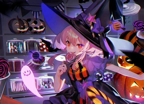 Обои на рабочий стол Девушка в костюме ведьмы сосет леденец стоя в комнате украшенной к