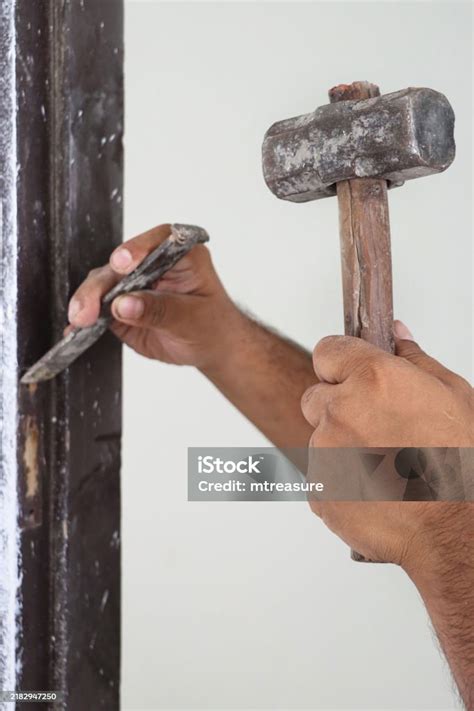 망치와 끌을 사용하여 고착된 도어 경첩을 고정하고 납작머리 나사를 조정하고 도어 프레임을 다듬는 손의 이미지 35 39세에 대한 스톡 사진 및 기타 이미지 Istock