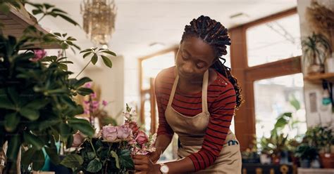 꽃집에서 일하는 동안 신선한 꽃을 꽂는 젊은 아프리카계 미국인 여성 사진 Unsplash의 마법 이미지