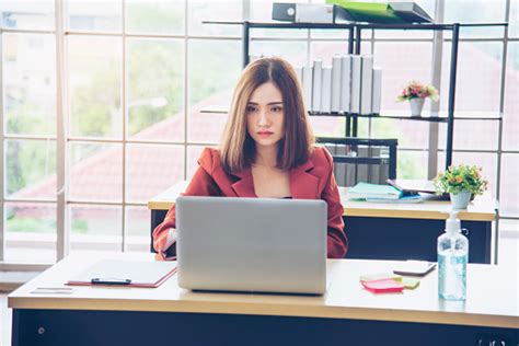 홈 오피스 데스크에서 노트북을 사용하는 아시아 여성 프리랜서 마케팅 데이터를 분석하는 재무 그래프 차트 계획 아시아 여성 취업 사무실 회사 비즈니스 물건 커피 컵 25 29