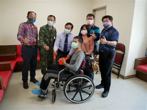 【中華時報電子報】屏東縣軍人服務站顧問廖勝冠慰問因公受傷秦良丰下士 楊賢明報導
